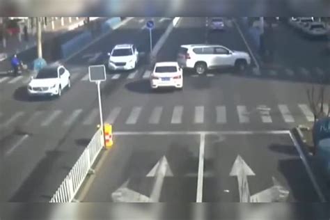 这场车祸到底算谁的责任监控记录下车祸真相 监控 车祸 责任