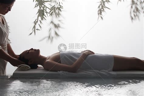 年轻女人做spa高清图片下载 正版图片507637689 摄图网