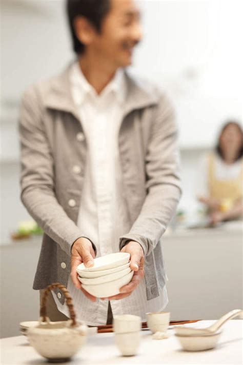 东方人两个人家庭夫妻站坐竖图室内白天正面爱情餐桌桌子餐具亚洲服装朦胧模糊勺子饭厅浪漫拿拿着注视