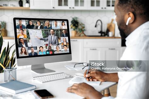 온라인 교육 E러닝 직장 책상에 집에 앉아 아프리카 계 미국인 똑똑한 자신감 남자 컴퓨터를 사용 온라인 강의를 듣고 메모를 복용 교사와 화면에 다양한 사람들 20 24세에