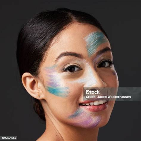 아름다움 얼굴 페인트와 미소 창의적인 메이크업 예술과 자기 표현을 가진 여성의 초상화 스킨케어 창의성 색상의 예술적 화장품 피부와 표현의 자유는 아름다운 소녀를 위해 20