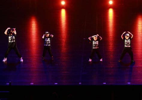 基本のリズム取りやステップを繰り返し練習して、ヒップホップダンスの基礎を確実に身につけていきましょう楽しく踊りながら、自然に表現力や体力など