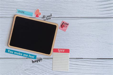 플랫 누워 검은 일반 나무 태그 흰색 나무 배경에 스티커로 장식 프레임 사진 및 메시지에 대한 간단하고 최소한의 빈티지 스타일 텍스트의 공간을 복사합니다 사진 컨셉을 좋아