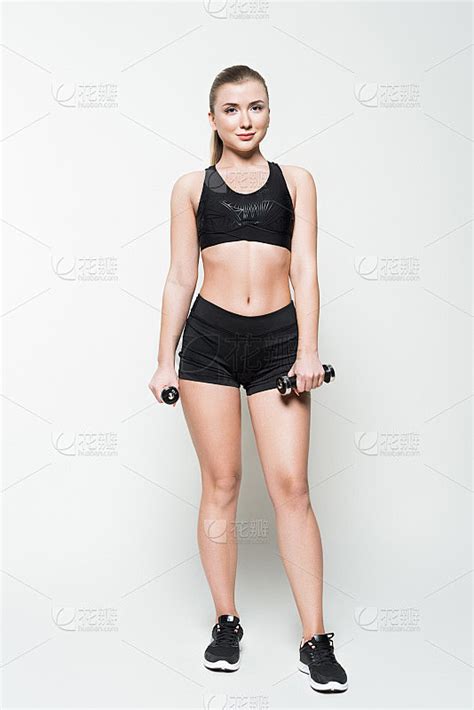 穿着运动服的女人，白色的哑铃