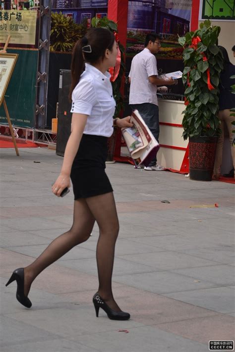 街拍的OL职业装售楼小姐黑丝高跟 中国娱乐资讯网CECET CN