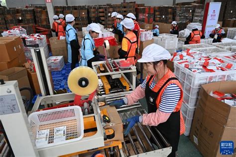电商包装工封箱第2页大山谷图库