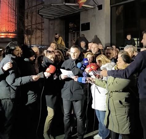 Видео ДУИ без Ахмети и Груби тргна да стражари пред Уставен ВМРО ДПМНЕ им кажаа да не се
