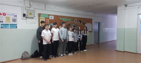 Новая четверть в школе началась с традиционного выноса государственного флага РФ и прослушивания