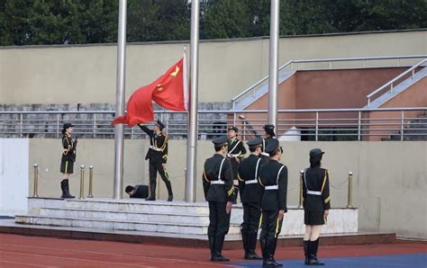 三全育人”系列报道373 学校举行2022 2023学年第二学期首次升国旗仪式 重庆科技大学