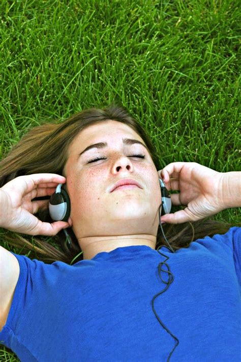 女孩听的音乐 库存照片 图片 包括有 妇女 关闭 十几岁 孩子 青春期 音乐 童年 有吸引力的 2458566