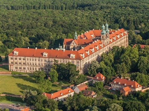 Naga Ewa Sonnet Pląsa Po Klasztorze