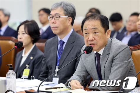 국감 질의에 답하는 나성용 한국보육진흥원장 뉴스1