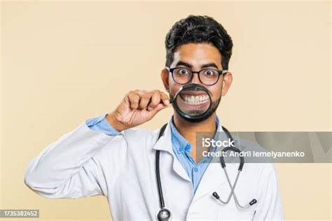 행복하게 웃고 있는 의사 남자는 치아 건강 관리 위생 구강 개념에 돋보기 안경을 들고 있다 20 24세에 대한 스톡 사진 및 기타 이미지 Istock