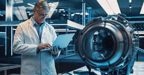 노트북 컴퓨터를 사용하여 현대 전기 터빈 모터가 어떻게 작동하는지 분석하고 확인하는 전문 성인 엔지니어 현대 장비를 갖춘 하이