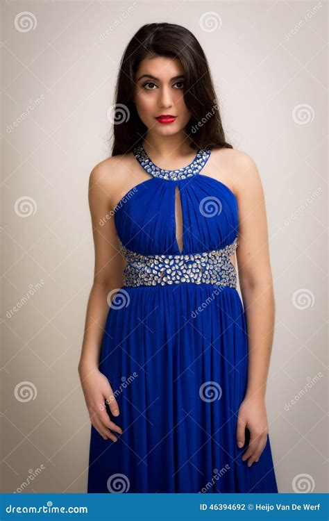 Retrato De Una Mujer Morena Joven Hermosa En Un Vestido Largo Foto De