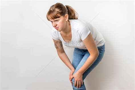 膝盖疼痛的女人抱着她的腿她被孤立高清图片下载 正版图片503530615 摄图网