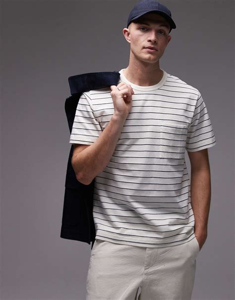 주머니가 있는 반팔 티셔츠 흰색 파란색 줄무늬 아르켓 페칭 Fetching