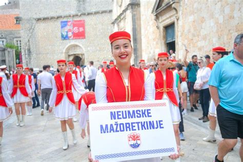 Foto MaŽoretkinje Osvoje Stradun Pokazale Su Svoja Umijeća I