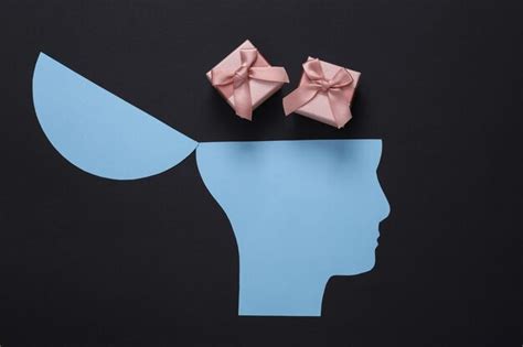 당신의 마음을 열어 정신 건강 개념 창조적 인 사고 검은 바탕에 인간의 머리와 선물 상자의 종이 실루 프리미엄 사진