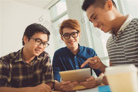 使用数字平板电脑的亚洲学生图片 包图网企业站