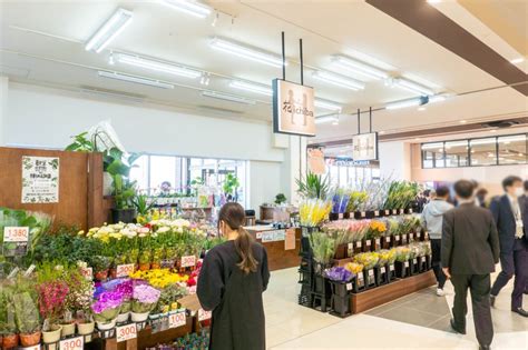 星田駅前につくってた商業施設「tonarie星田」がオープンしてる。行列できてた 寝屋川つーしん