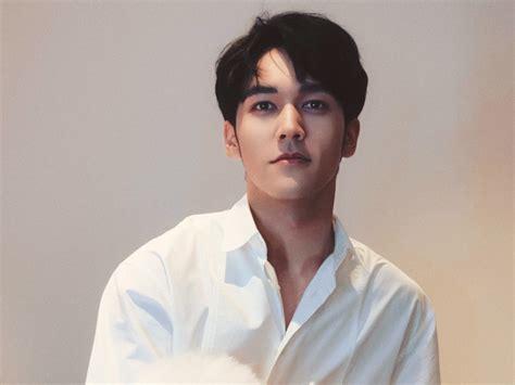 netizens question recent clip of luke chen acting intimate with girlfriend