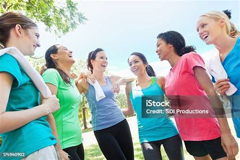 다양한 그룹의 여자대표 웃음소리 함께 야외 운동 수업 중에 갈색 머리에 대한 스톡 사진 및 기타 이미지 갈색 머리 건강한