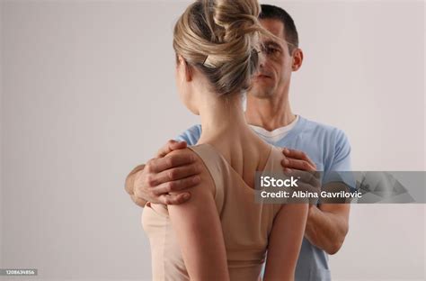 카이로 프랙틱 백 조정 물리 치료 치료를 갖는 여자 자세 교정 여성 환자를위한 척추측만증 검사 개선에 대한 스톡 사진 및 기타 이미지 Istock