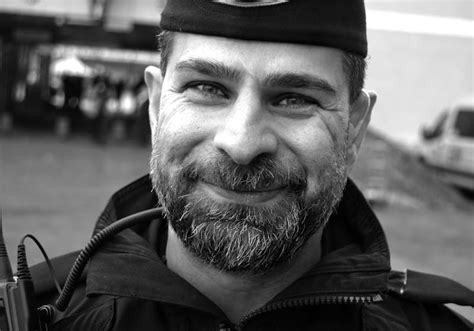 Hör Hanif Azizi Läsa Ur Sin Bok Förortssnuten