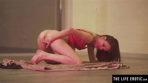 Watch This Sexy Girl Sniff Her Own Panties As She Masturbates Vídeo