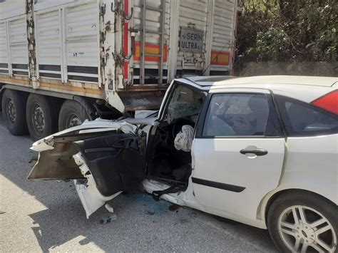Feci kaza Otomobil kamyonun altına girdi