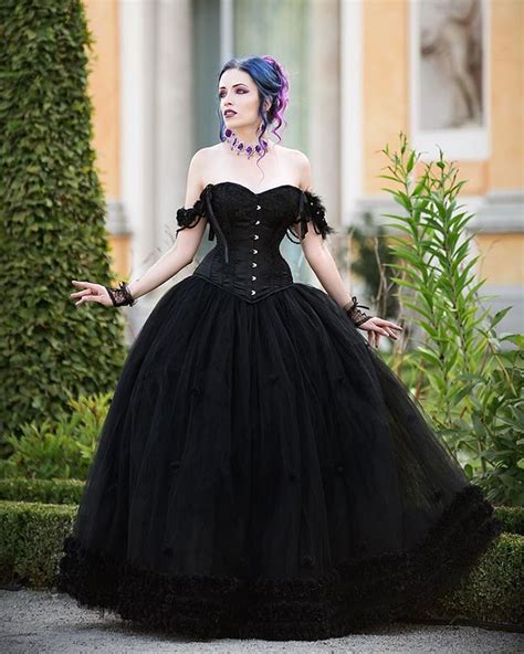Pin By Dolomite On Katarzyna Daedra Black Royal Dress Royal Dresses