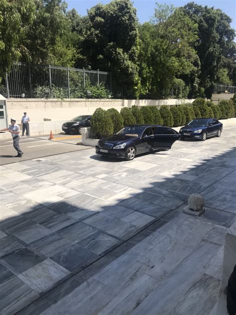 Άδωνις Γεωργιάδης on Twitter Βγαίνοντας από την συνεδρίαση έπεσα πάνω στον Υπουργό Αμύνης