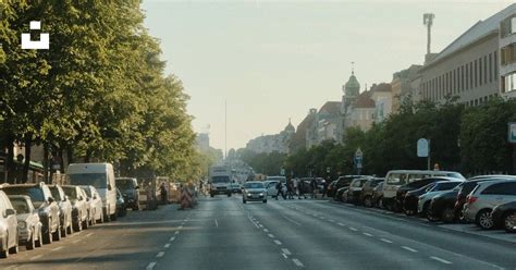 고층 건물 옆에 주차된 자동차가 늘어선 거리 사진 Unsplash의 무료 자동차 이미지