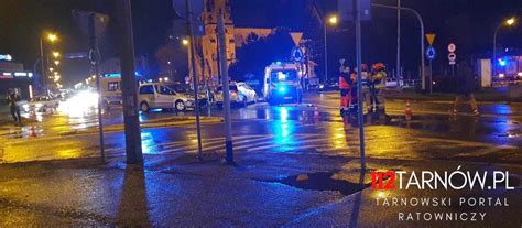 Małopolska Groźny wypadek na rondzie w centrum Tarnowa Trzy osoby