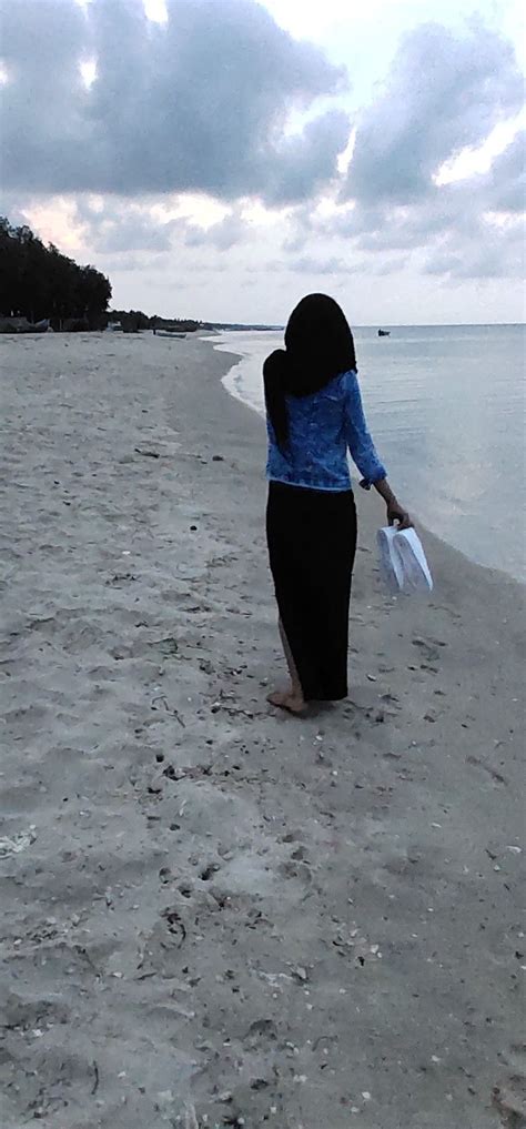 Gambar Perempuan Dari Belakang Anthony Macleod