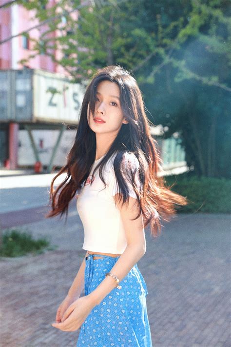 China Entertainment News Street Shots Of Wang Zixuan
