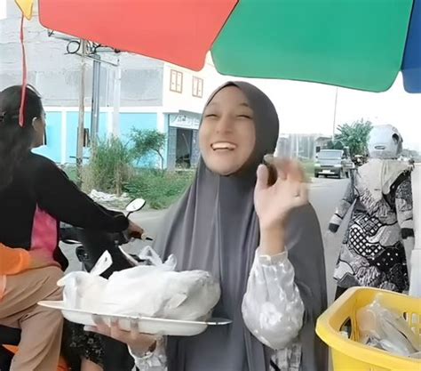 Ngakak Saking Senangnya Dapat Paket Nasi Kuning Gratis Bapak Ini Lupa Istri Yang Diboncengnya