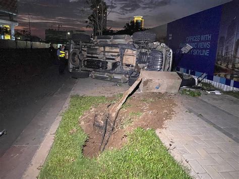 បុរសម្នាក់បើករថយន្តលឿនបួងចង្កូតមិនទាន់ឡើងលើខឿនផ្លូវទៅបុកបង្គោលភ្លើងបំភ្លឺផ្លូវបាក់មួយដើមរាបដល់ដី