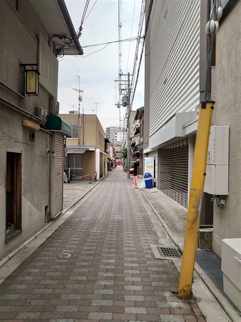 備品倉庫前の消火器になりたい on Twitter お気に入りの路地この先にめちゃくちゃうまい塩ホルモンの焼肉屋さんがある https