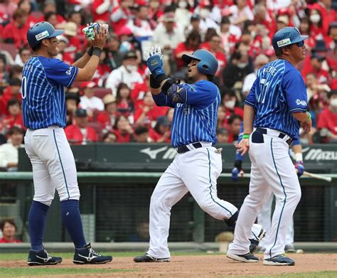 Cs1st＜広・d（1）＞6回1死一塁、宮崎（中央）は左中間に2点本塁打を放ち生還 （撮影・奥 調） ― スポニチ Sponichi Annex 野球