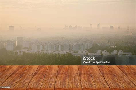 제품 디스플레이 몬타에 대한 도시 경관 위에 빈 나무 테이블 0명에 대한 스톡 사진 및 기타 이미지 0명 고층 건물 기업