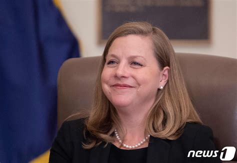 보우먼 연준 이사 금리 낮추려면 인플레 둔화 확신 더 필요