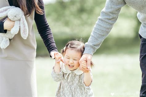 パパもママもうさぎさんもみんな大好き！｜家族写真ファミリーフォト｜出張撮影・出張カメラマンのラブグラフ