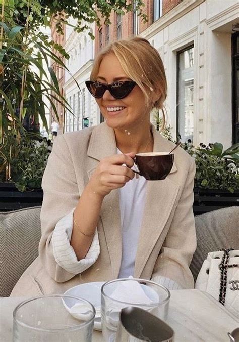 За чашкой кофе посижу я В уютном стареньком кафе — За чашкой кофе поразмыслить Люблю с собой