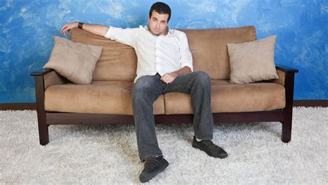 Человек сидит на диване 28 фото