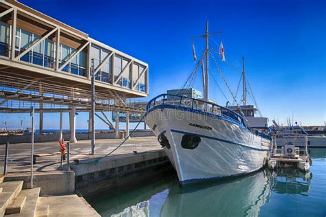Vecchio Porto Di Limassol Con I Ristoranti E Gli Yacht Moderni Cipro