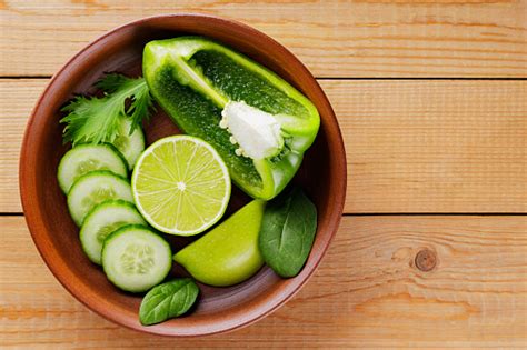 나무 판에 다진 녹색 과일과 야채 얇게 썬 녹색 사과 피망 오이 라임이 점토 그릇에 담겼습니다 맨 위 보기입니다 복사 공간 개념에 대한 스톡 사진 및 기타 이미지 Istock