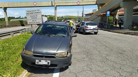 Caminhonete Bate De Frente Com Carro Na Dutra Em Itatiaia Informa Cidade