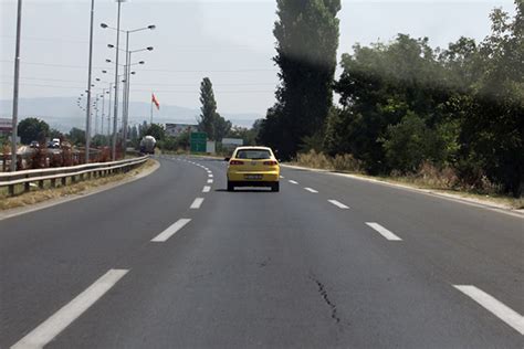 Драма на автопатот кај Скопје Автомобил со мигранти излетал од патот возачот побегнал